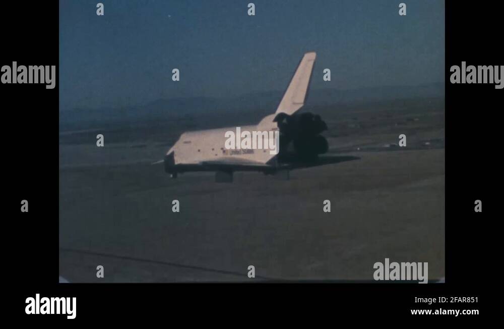 Aircraft land Stock Videos & Footage - HD and 4K Video Clips - Alamy