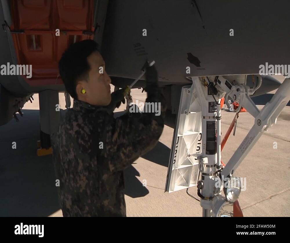 Aircraft maintenance Stock Videos & Footage - HD and 4K Video Clips - Alamy