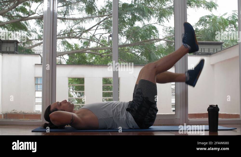 Knee crunches Stock Videos & Footage - HD and 4K Video Clips - Alamy