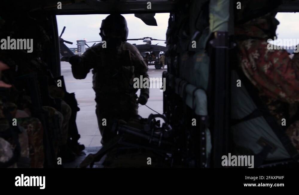 Airman counting soldiers and closing door of UH-60 Black Hawk Stock ...