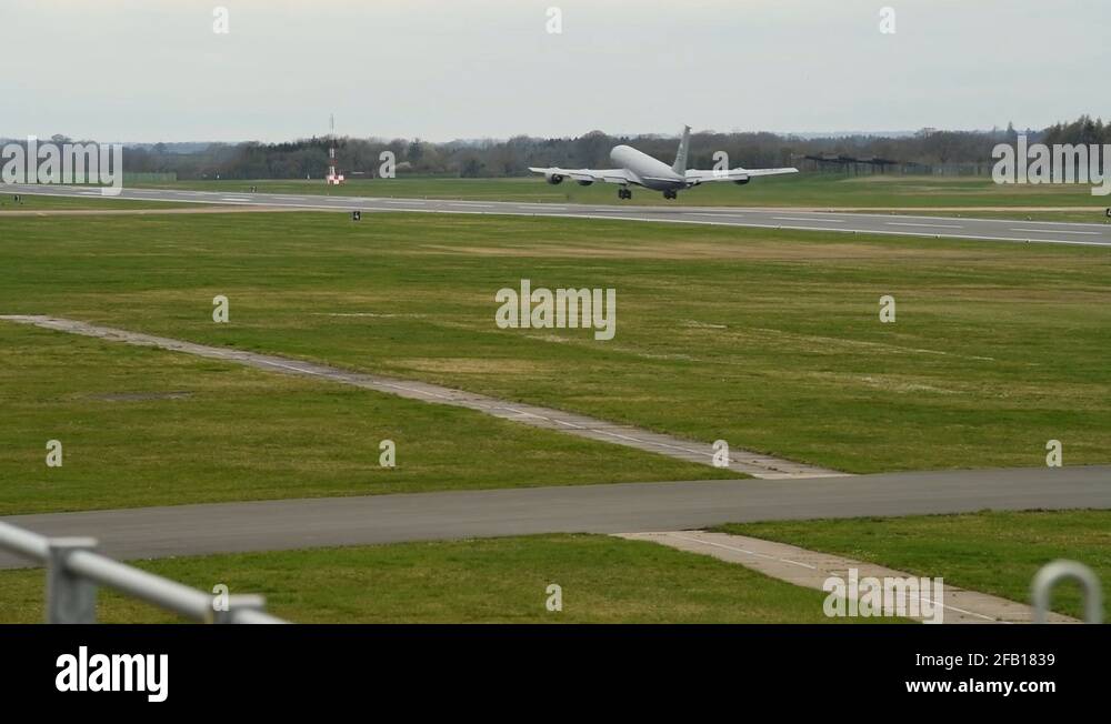 B-52 Stratofortress taking off from RAF Fairford Stock Video Footage - Alamy