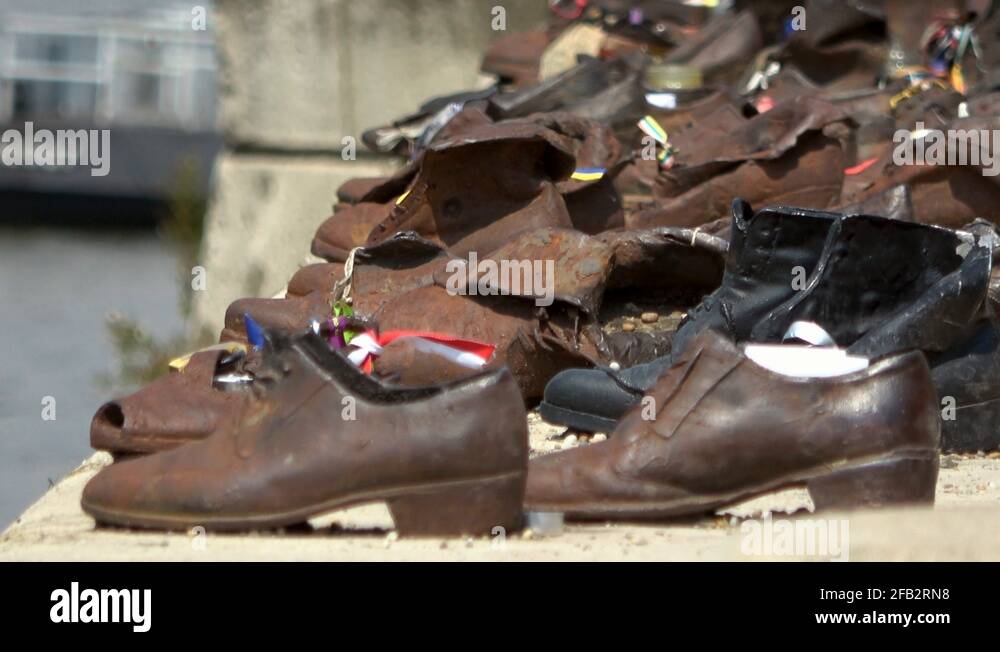 Budapest war memorial hungarian jews metal shoe Stock Videos & Footage ...