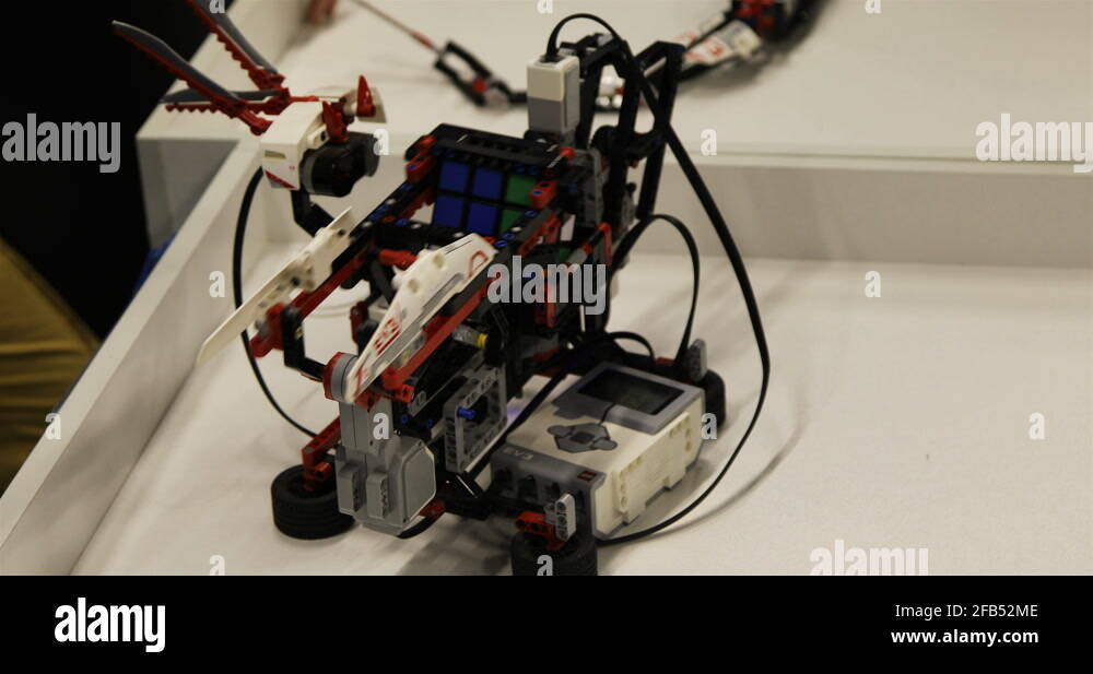 Rubik cube robot Stock Videos & Footage - HD and 4K Video Clips - Alamy