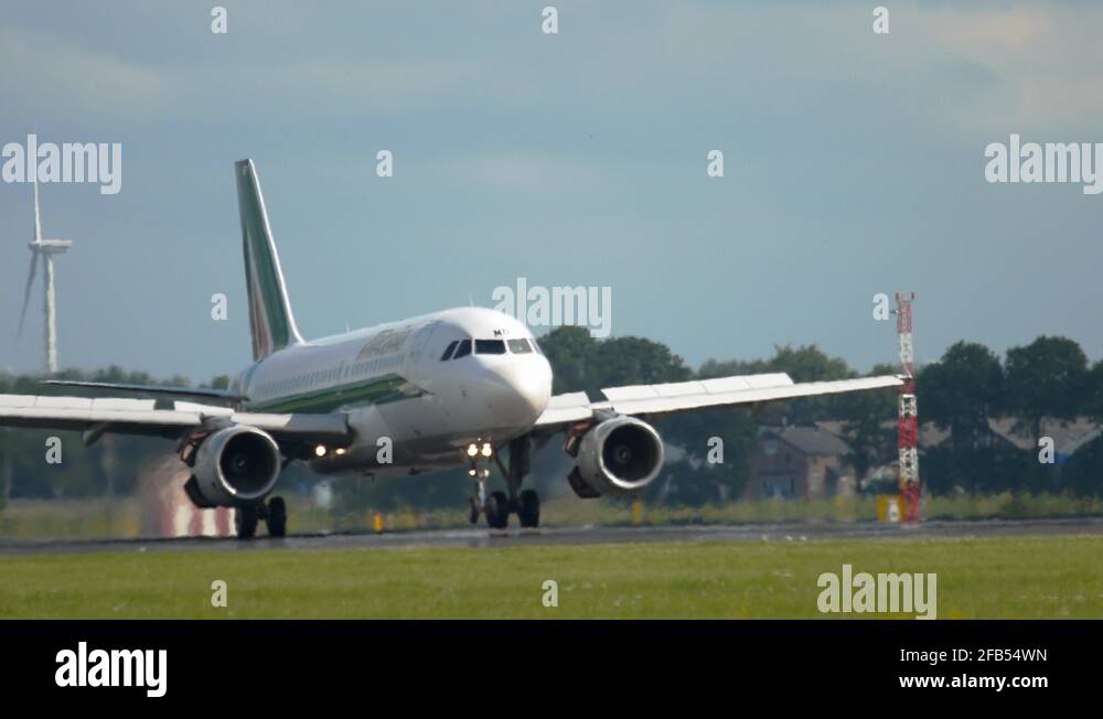 Airbus A319 landing Stock Video Footage - Alamy