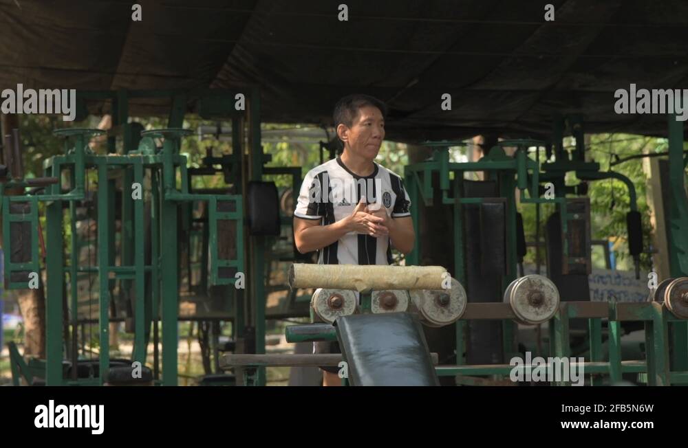 Men scratching Stock Videos & Footage - HD and 4K Video Clips - Alamy