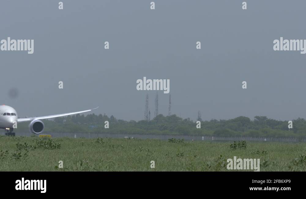 Aircraft approach take off Stock Videos & Footage - HD and 4K Video ...