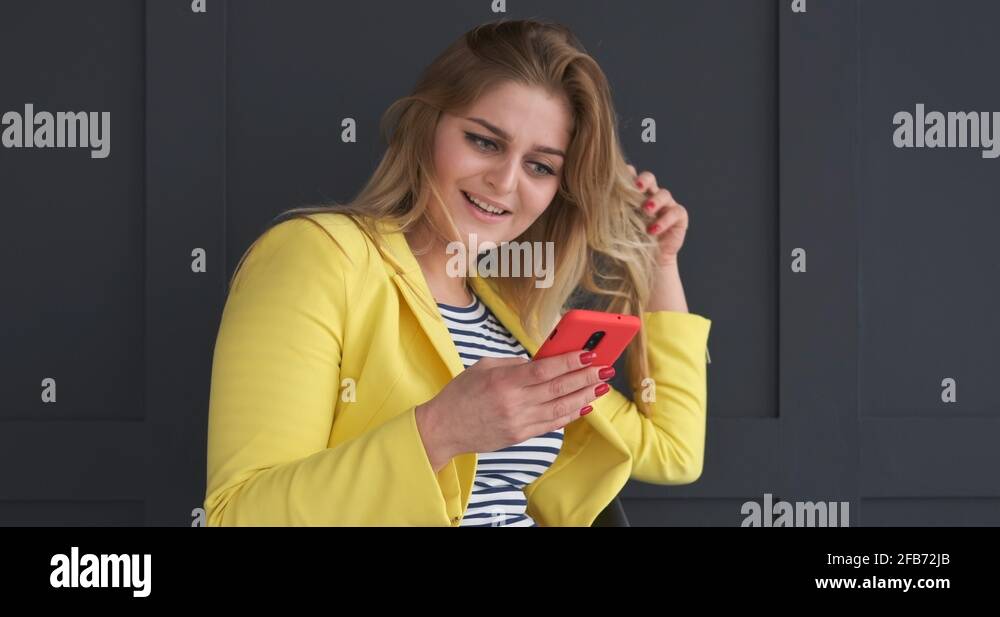 Women Sending Text Messages Stock Videos And Footage Hd And 4k Video Clips Alamy 