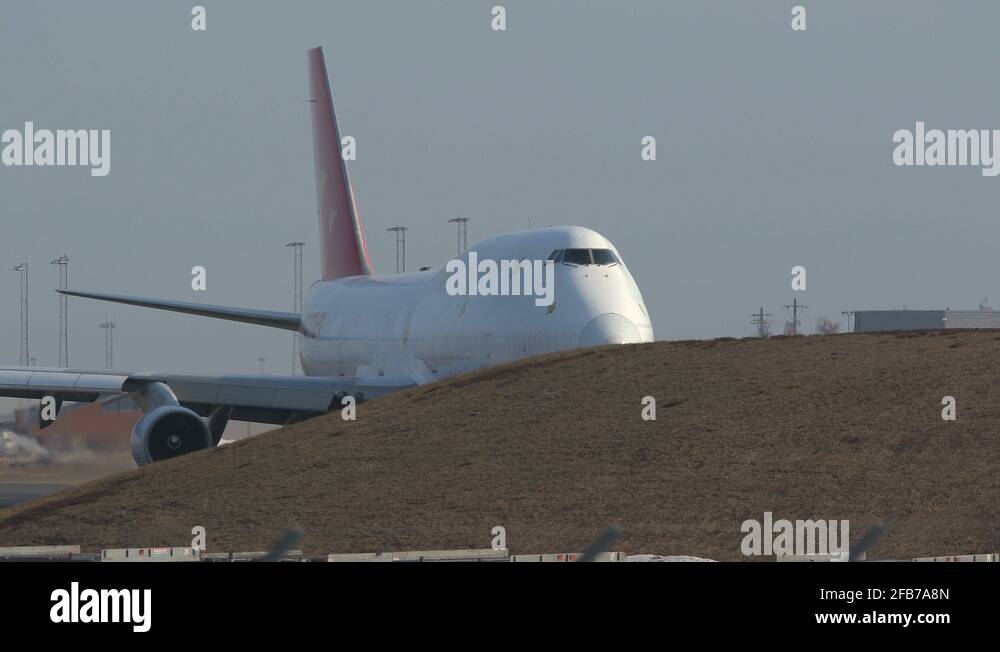 Airplane jumbojet boeing 747 freight cargo turning behind obstacle ...