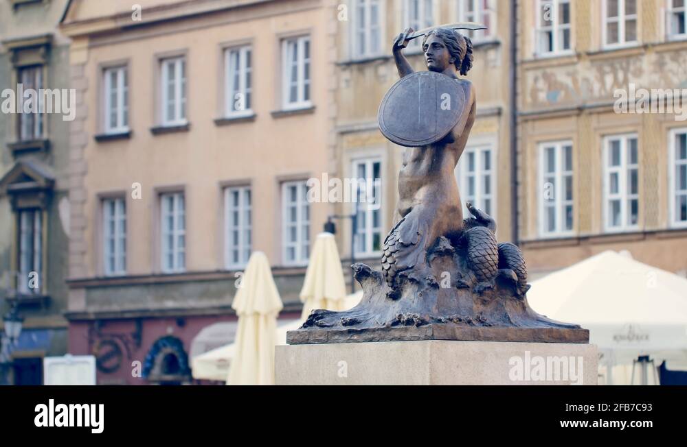 Warsaw Sirene - famous statue in the middle of Warsaw's old town Stock ...