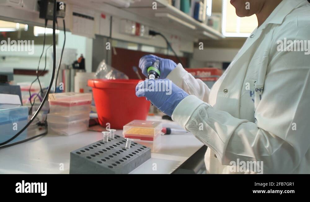 Using a syringe Stock Videos & Footage - HD and 4K Video Clips - Alamy