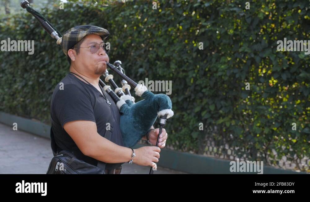 Bagpipe busker Stock Videos & Footage - HD and 4K Video Clips - Alamy