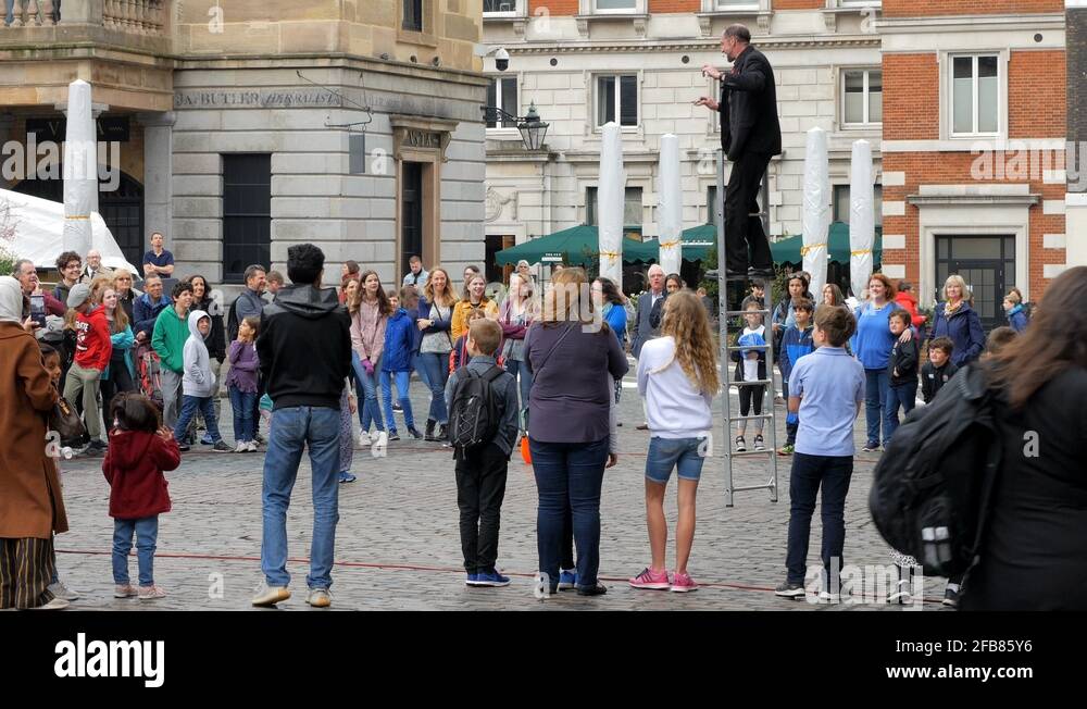 Crowd tourists street performer Stock Videos & Footage - HD and 4K ...
