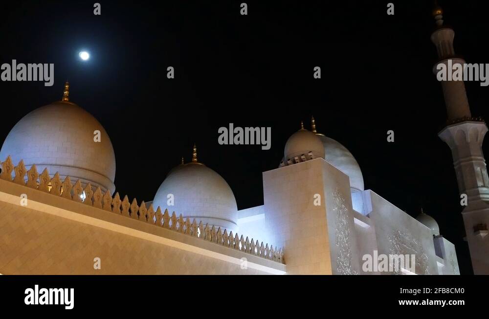 Night view of Sheikh Zayed Grand Mosque in Abu Dhabi with the moon in ...
