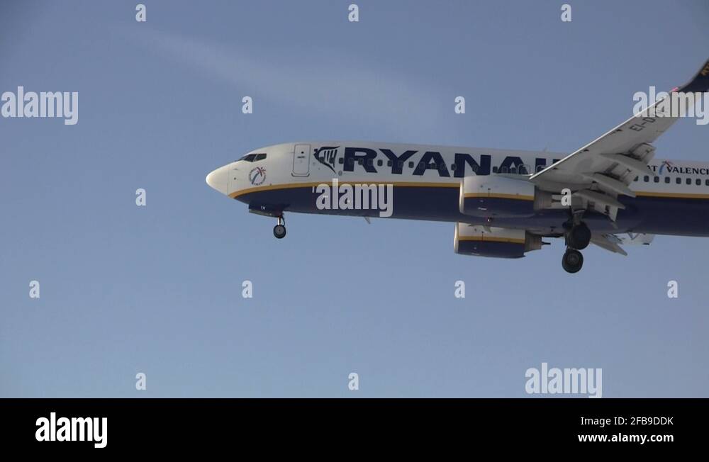 Ryanair plane landing Stock Videos & Footage - HD and 4K Video Clips ...