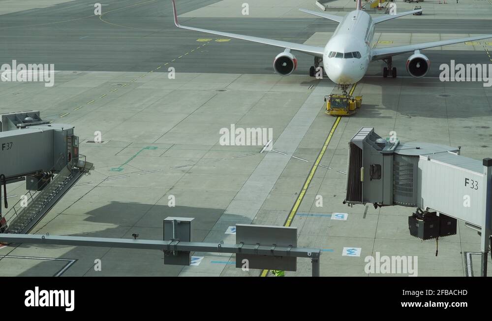 Airport aeroplane dock Stock Videos & Footage - HD and 4K Video Clips ...