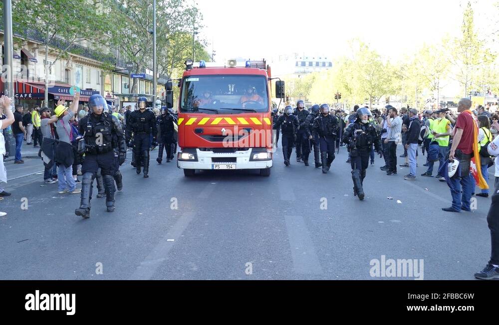 Protester riot police fire extinguisher Stock Videos & Footage - HD and ...