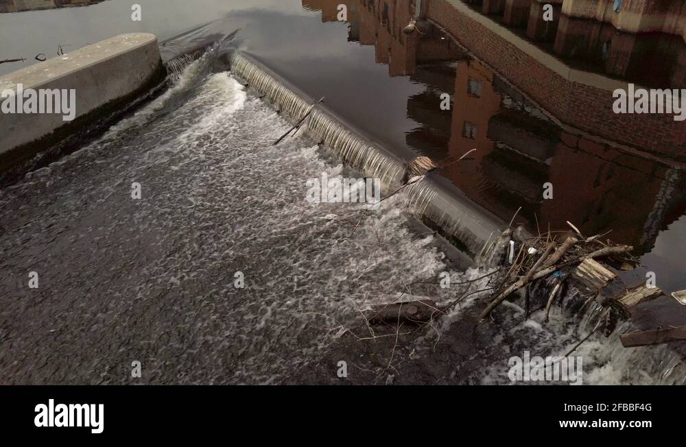Weir in flood Stock Videos & Footage - HD and 4K Video Clips - Alamy