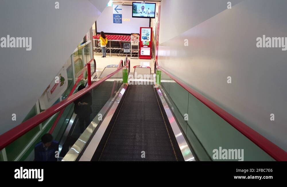 Moving walkway Stock Videos & Footage - HD and 4K Video Clips - Alamy