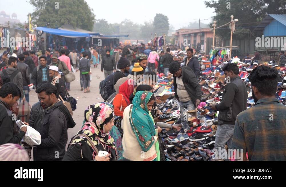 4k footage of crowd of Indian people walking and shopping at local ...