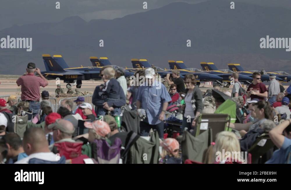 Airshow crowd Stock Videos & Footage - HD and 4K Video Clips - Alamy