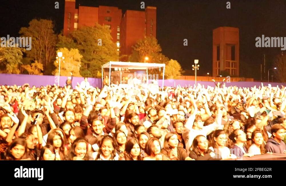 Band concert crowd music Stock Videos & Footage - HD and 4K Video Clips ...