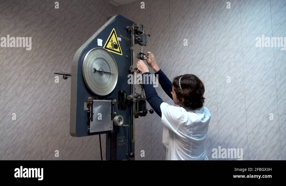 Tensile rubber analysis. Securing non-deformed specimen in tensile ...