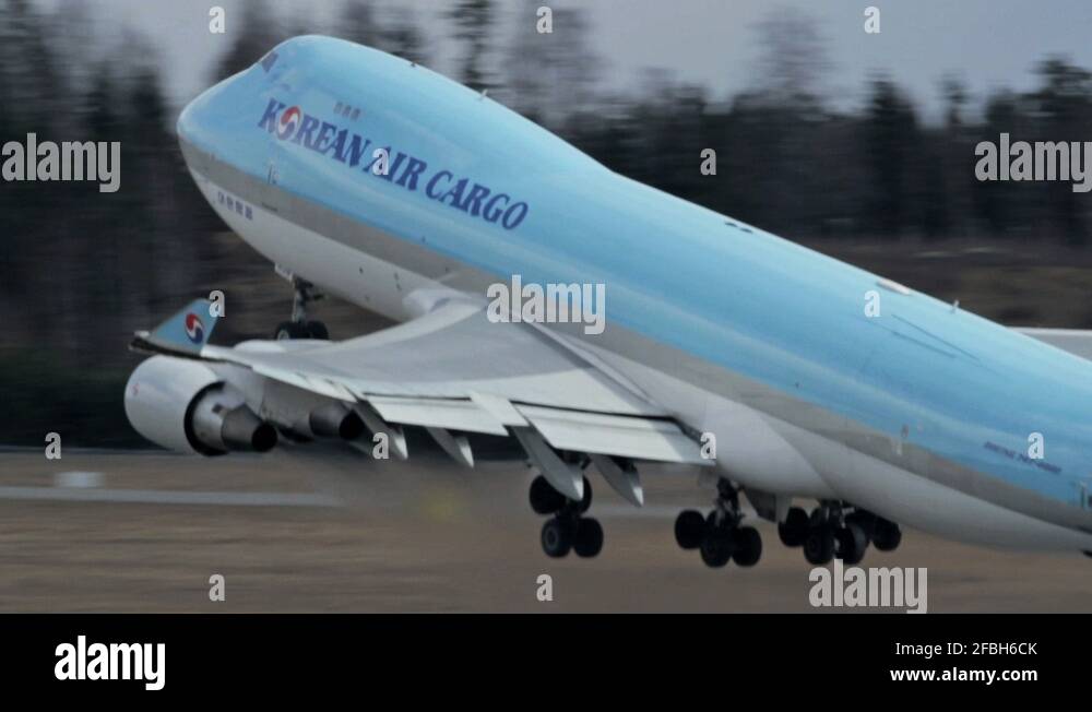 Jumbo jet take off Stock Videos & Footage - HD and 4K Video Clips - Alamy