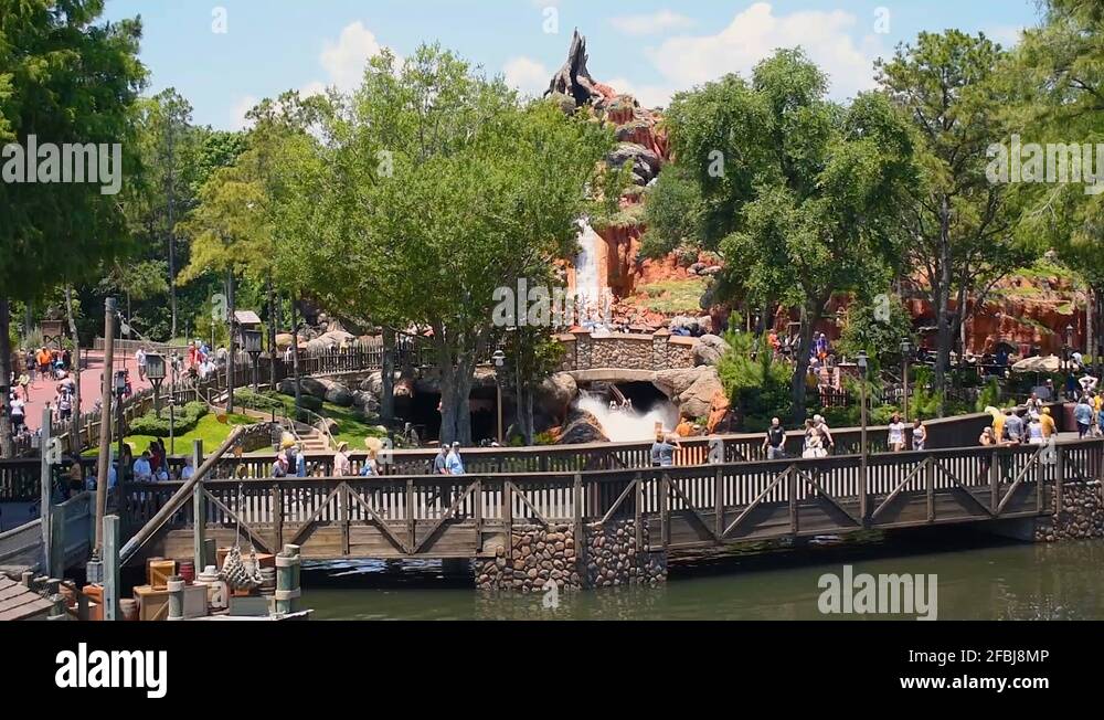 Splash mountain attraction Stock Videos & Footage - HD and 4K Video ...