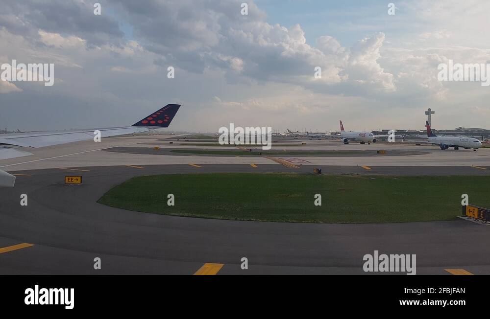 Airplanes queue Stock Videos & Footage - HD and 4K Video Clips - Alamy
