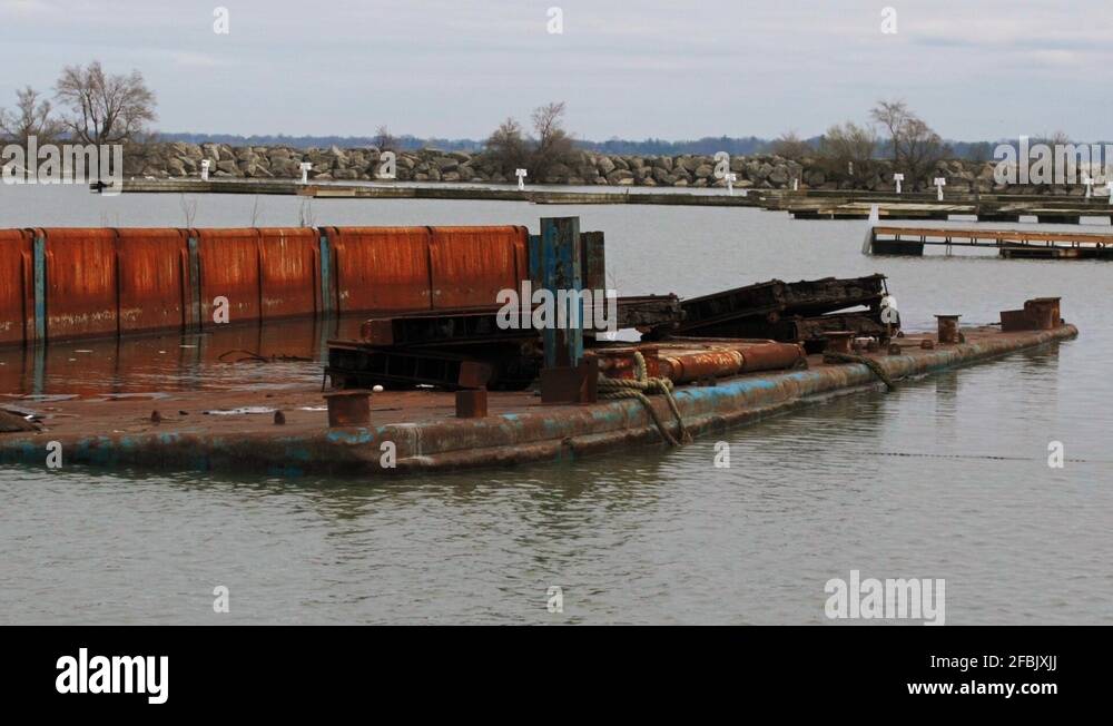 Red and green barge Stock Videos & Footage - HD and 4K Video Clips - Alamy
