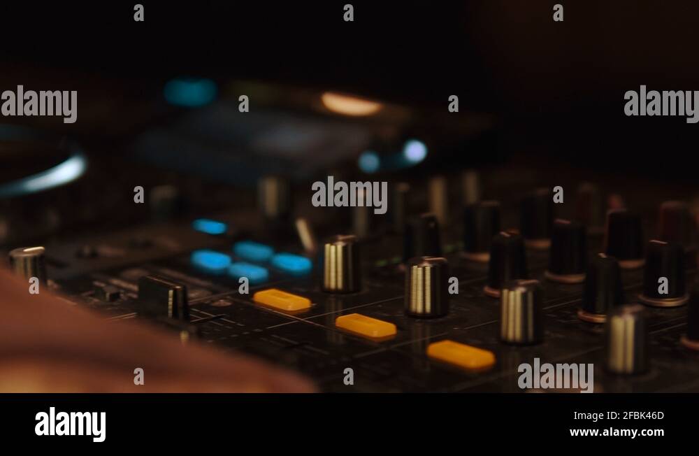 Dj pult Stock Videos & Footage - HD and 4K Video Clips - Alamy