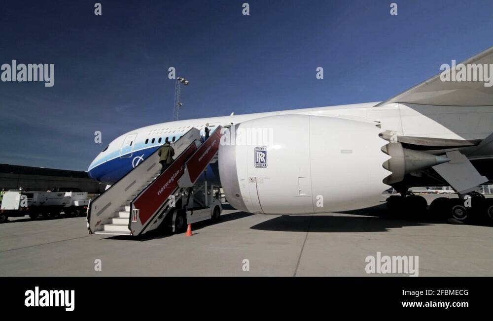 Boeing 787 Dreamliner left engine view Stock Video Footage - Alamy