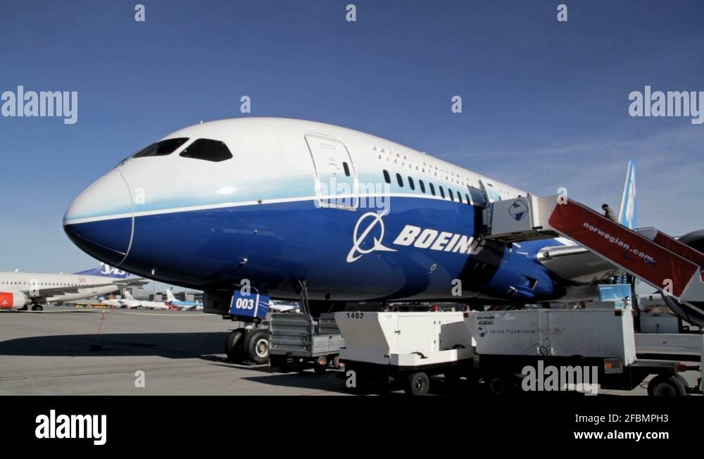 Boeing 787 Dreamliner front view Stock Video Footage - Alamy