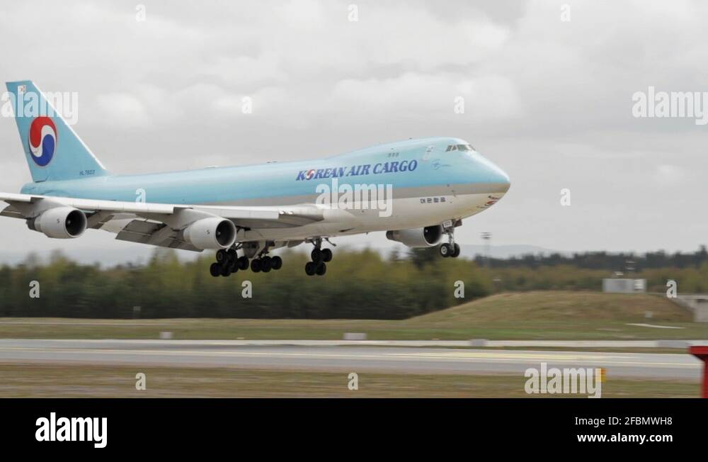 Huge jumbo jet Boeing 747 aircraft landing Stock Video Footage - Alamy