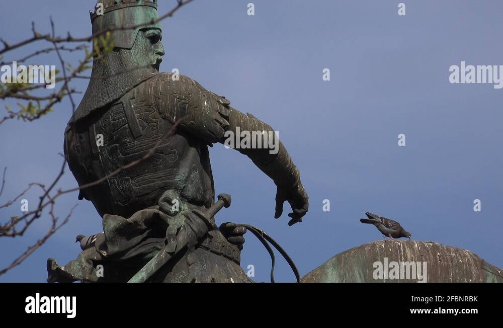 City centre statue Stock Videos & Footage - HD and 4K Video Clips - Alamy