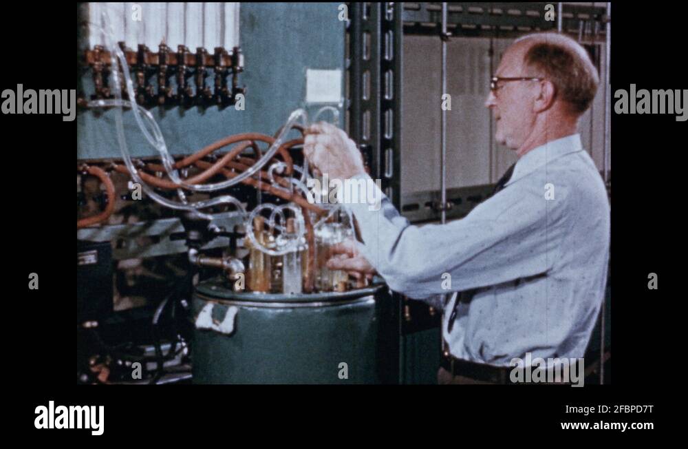 1950s: UNITED STATES: scientist tests oil in lab. Oxidation of oil ...