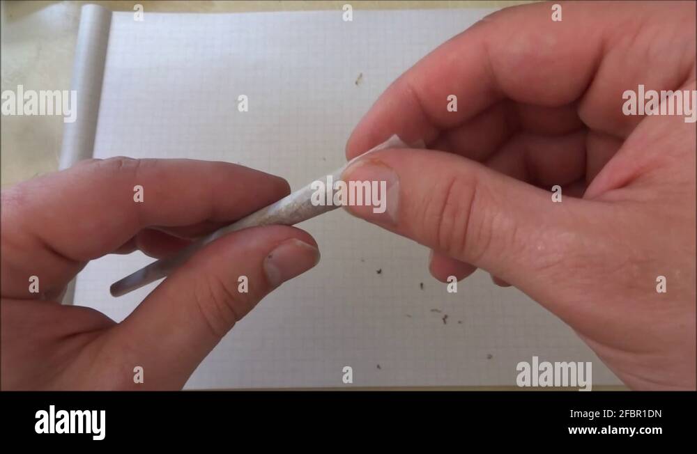 How to roll a joint Stock Videos & Footage - HD and 4K Video Clips - Alamy