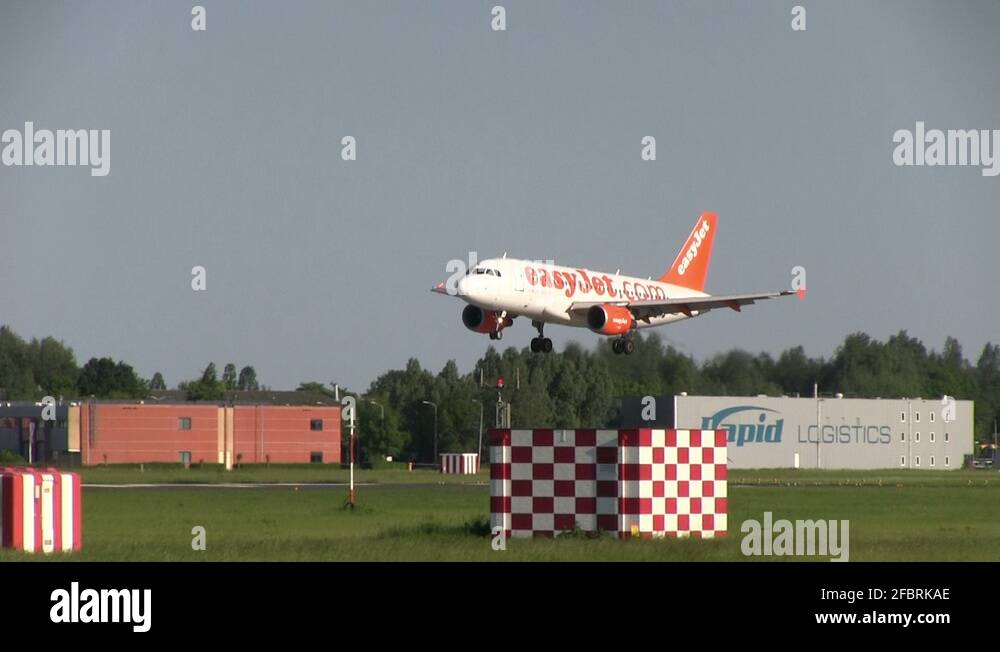 Easyjet landing Stock Videos & Footage - HD and 4K Video Clips - Alamy