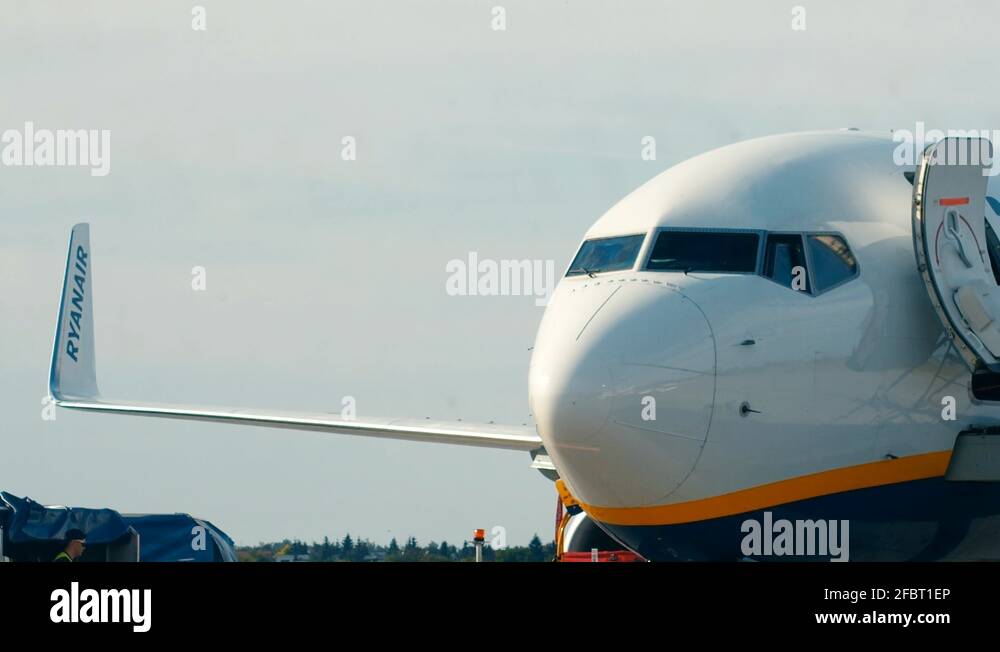 Cockpit ryanair Stock Videos & Footage - HD and 4K Video Clips - Alamy