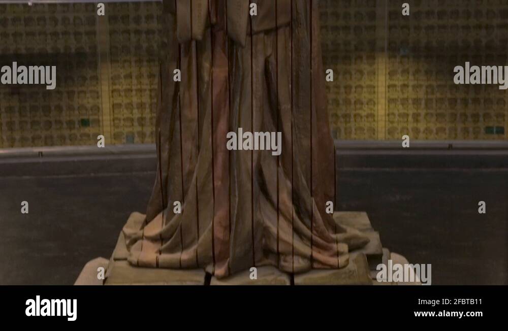 Statue reading book Stock Videos & Footage - HD and 4K Video Clips - Alamy