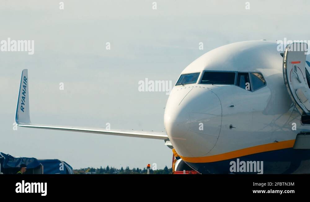 Nose boeing Stock Videos & Footage - HD and 4K Video Clips - Alamy