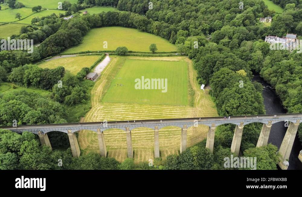 Pontcysyllte Aqueduct arch bridge canal waterway crossing. Descending ...