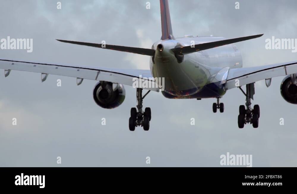 Delta flight landing Stock Videos & Footage - HD and 4K Video Clips - Alamy