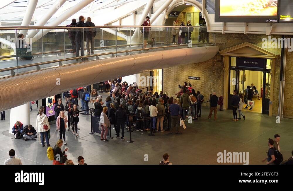 Harry Potter Famous Platform 9 3/4 Wide Angle at King's Cross Railway ...