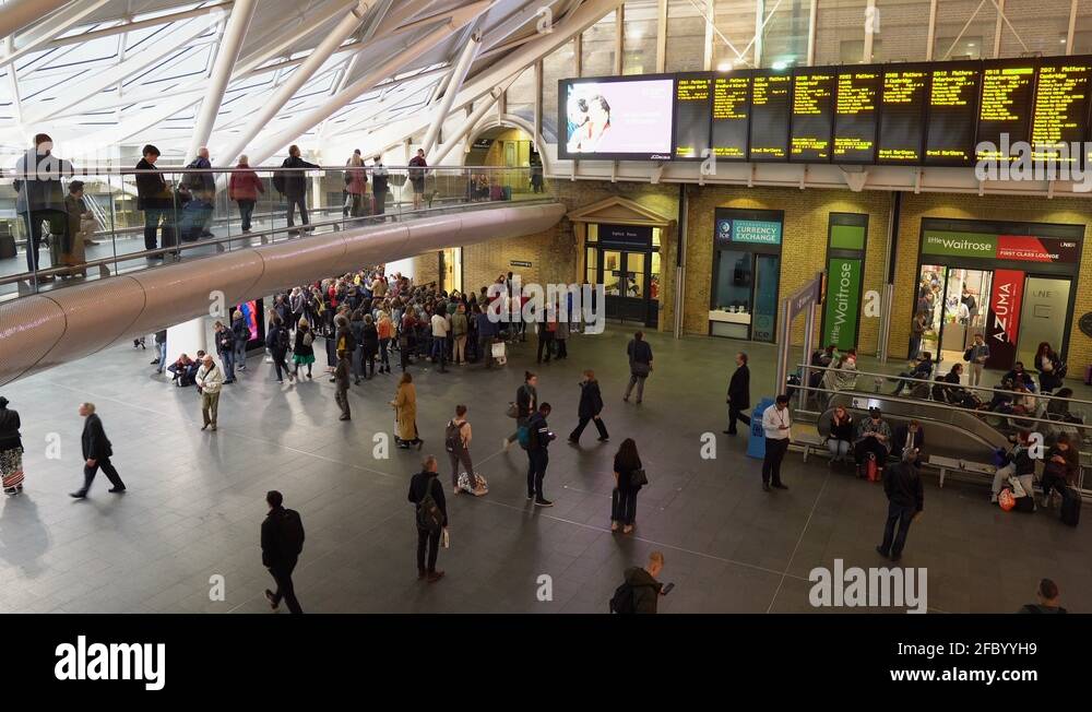 Harry Potter Platform 9 3/4 Wide Angle at King's Cross Railway Station ...