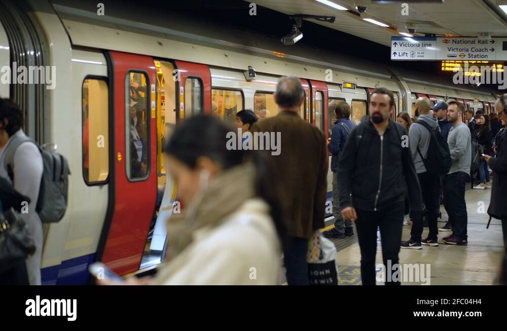 Overcrowded train uk Stock Videos & Footage - HD and 4K Video Clips - Alamy