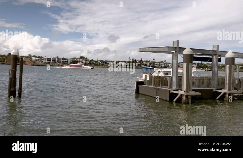 Brisbane City Ferry leaves Teneriffe terminal and sails for Bulimba ...