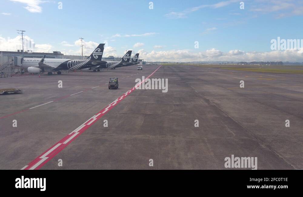 Airport ground crew Stock Videos & Footage - HD and 4K Video Clips - Alamy