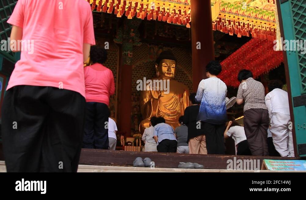 Bowing down in respect Stock Videos & Footage - HD and 4K Video Clips ...