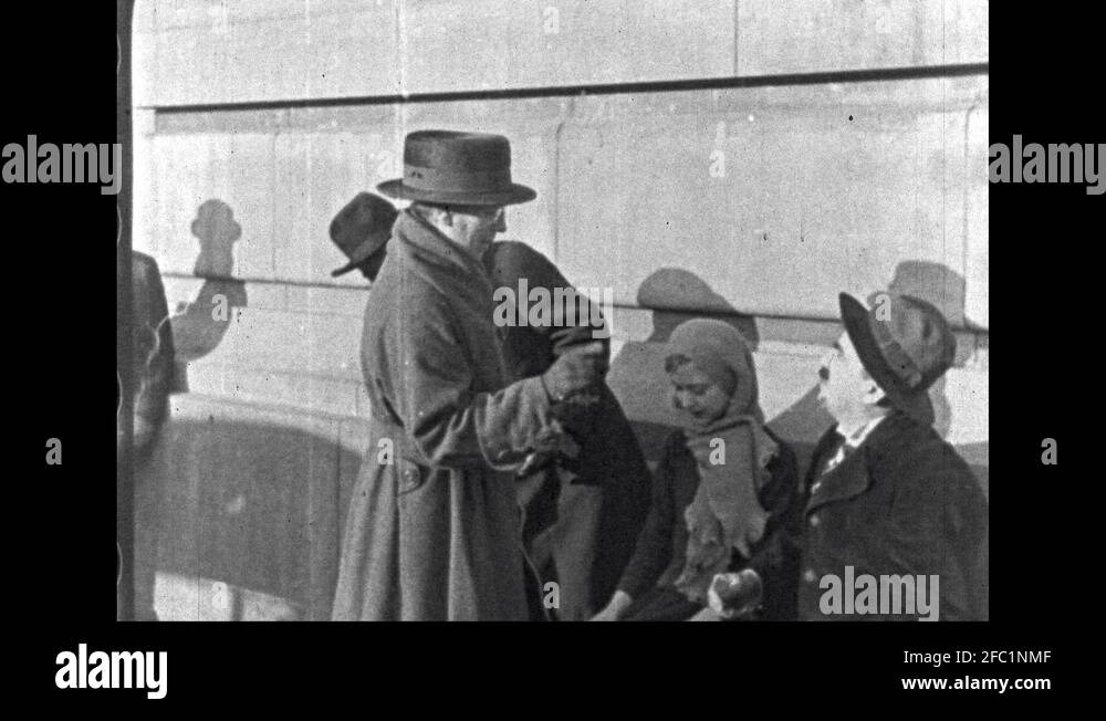 1930s: UNITED STATES: Wait till I Return. Woman leaves family by ...